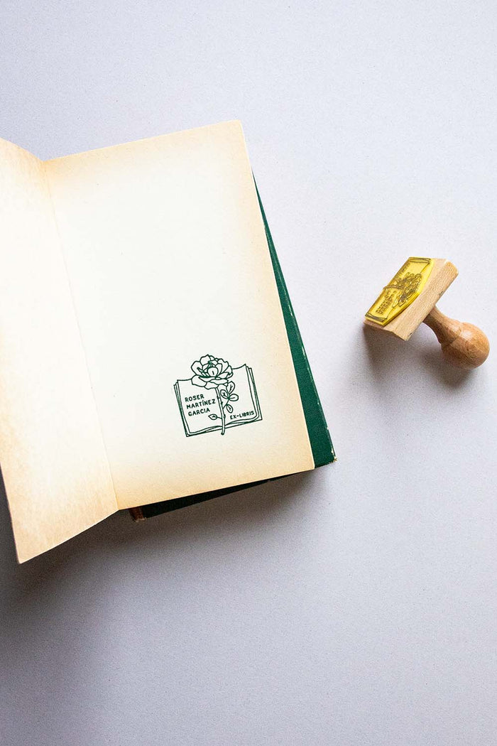 Sello ex-libris Libro abierto con rosa | Les Tampons de Roser